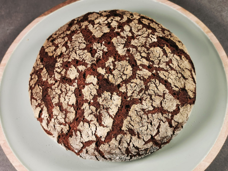 Grundrezept für ein Roggenbrot mit Sauerteig - www.brooot.de