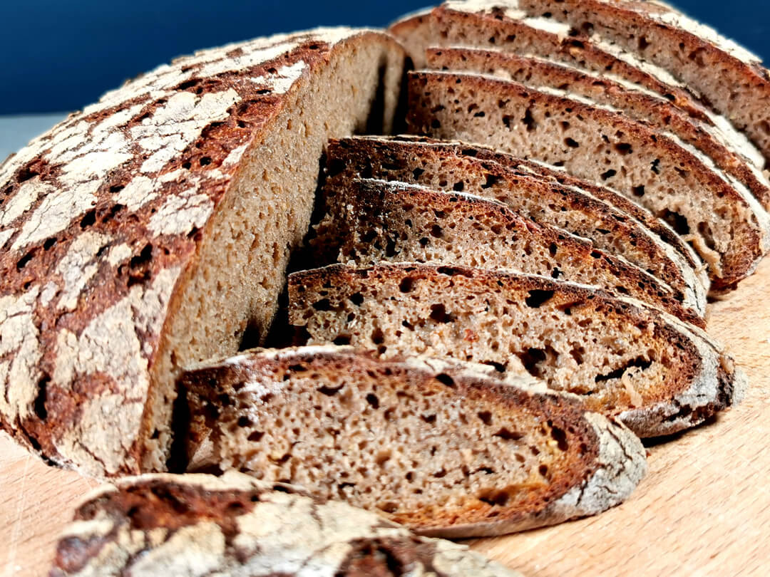 Grundrezept für ein Roggenbrot mit Sauerteig - www.brooot.de