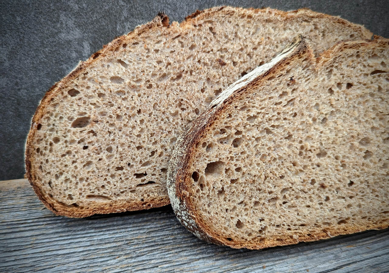 Vollkorn Bauernbrot Lecker mit Roggensauer und Altbrot